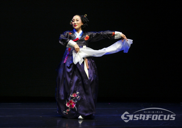 [포토] 한국문화의집 팔일(八佾)춤 "채한숙 교방살풀이춤"